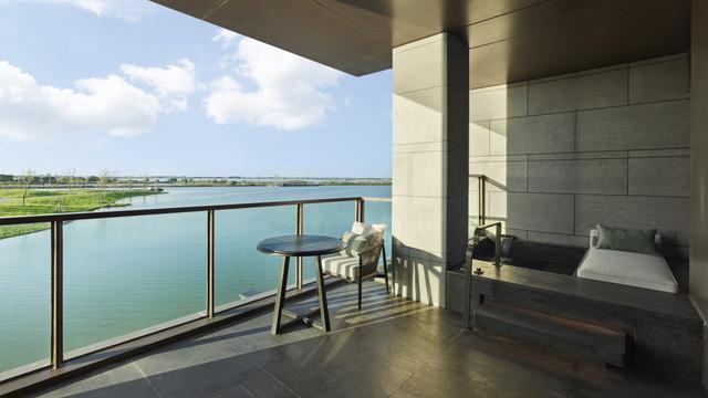 Lakeview Pool Deluxe Room King | Banyan Tree Yangcheng Lake