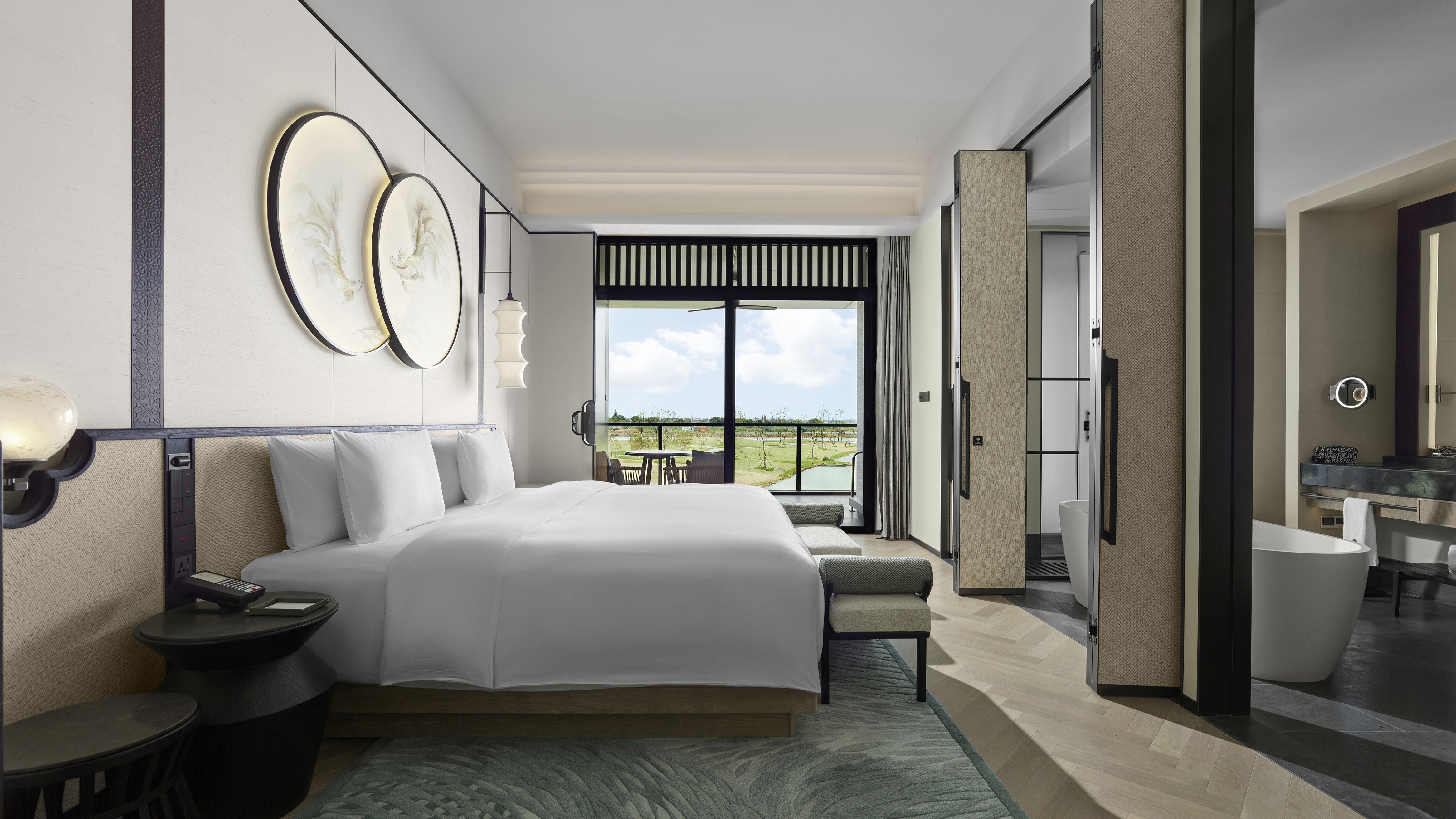 Lakeview Pool Deluxe Room King | Banyan Tree Yangcheng Lake